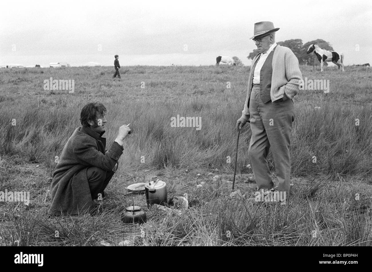 Traveller gypsy man cooking outside camp fire countryside Appleby in ...