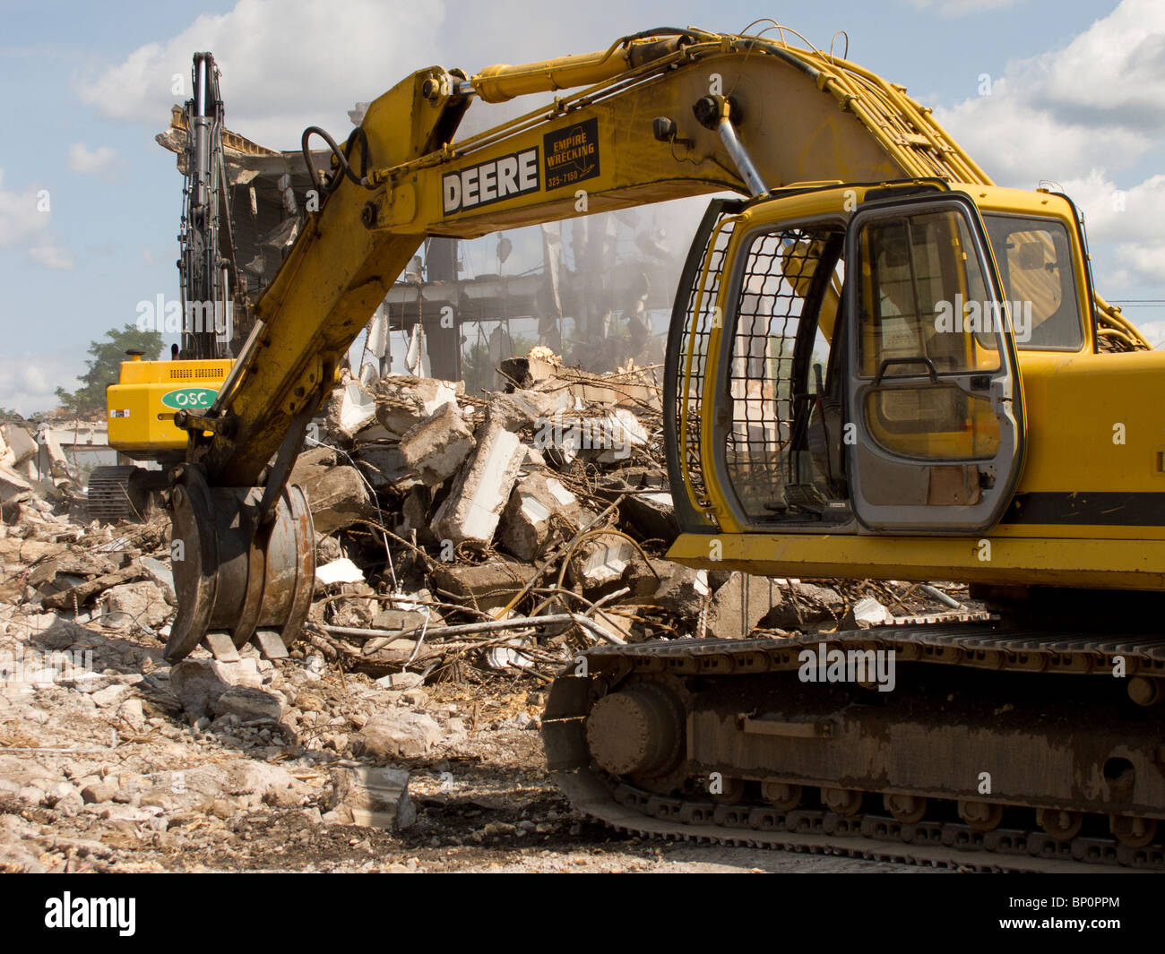 Demolition of old concrete building Stock Photo - Alamy