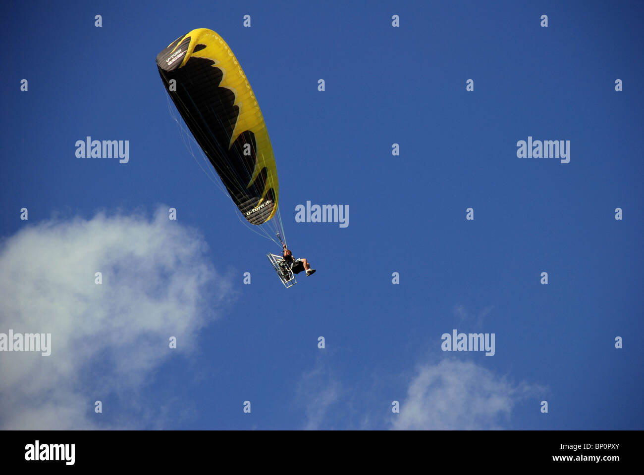 Powered parachute glider overhead Stock Photo - Alamy