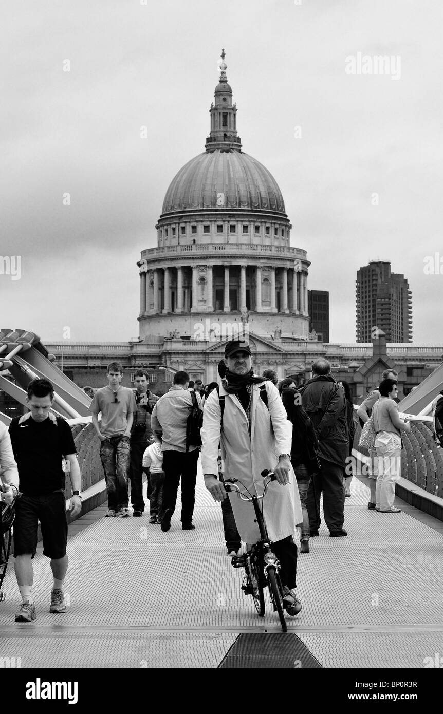 Man london walking bridge hi-res stock photography and images - Alamy