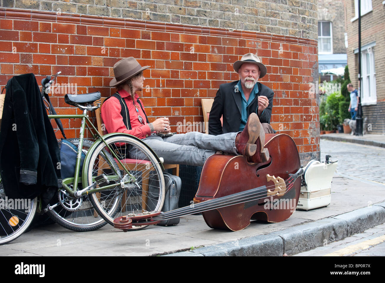 Two buskers hi-res stock photography and images - Alamy
