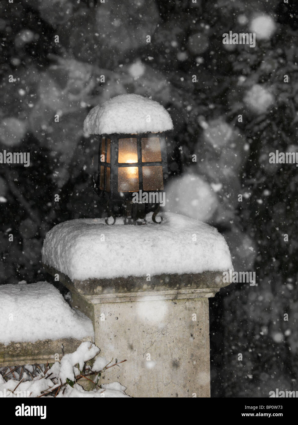 Snow falling at night hi-res stock photography and images - Alamy