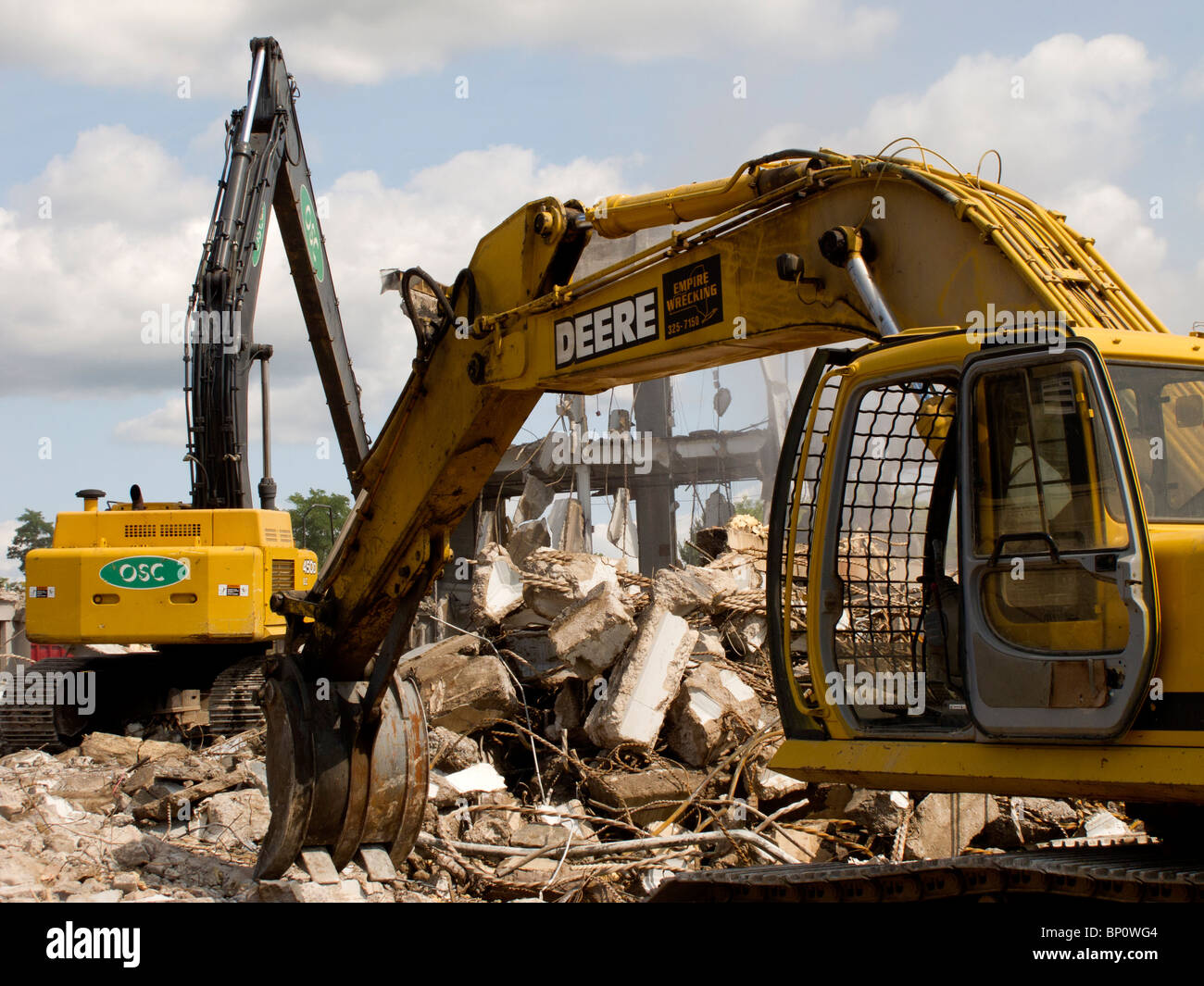 Demolition of old concrete building Stock Photo - Alamy