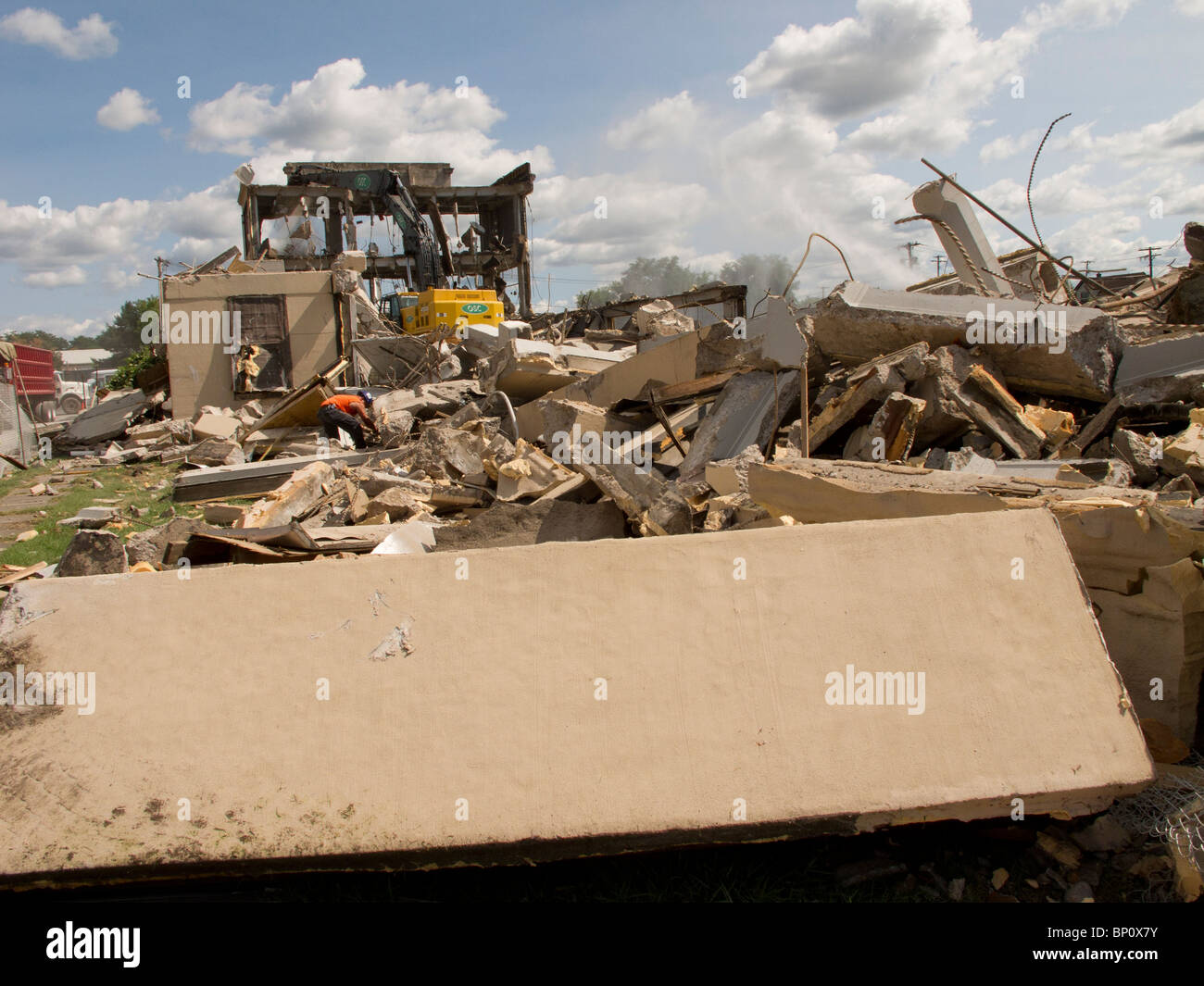 Demolition of old concrete building Stock Photo - Alamy