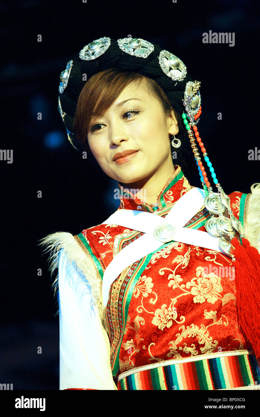 China traditional clothing hi-res stock photography and images - Alamy