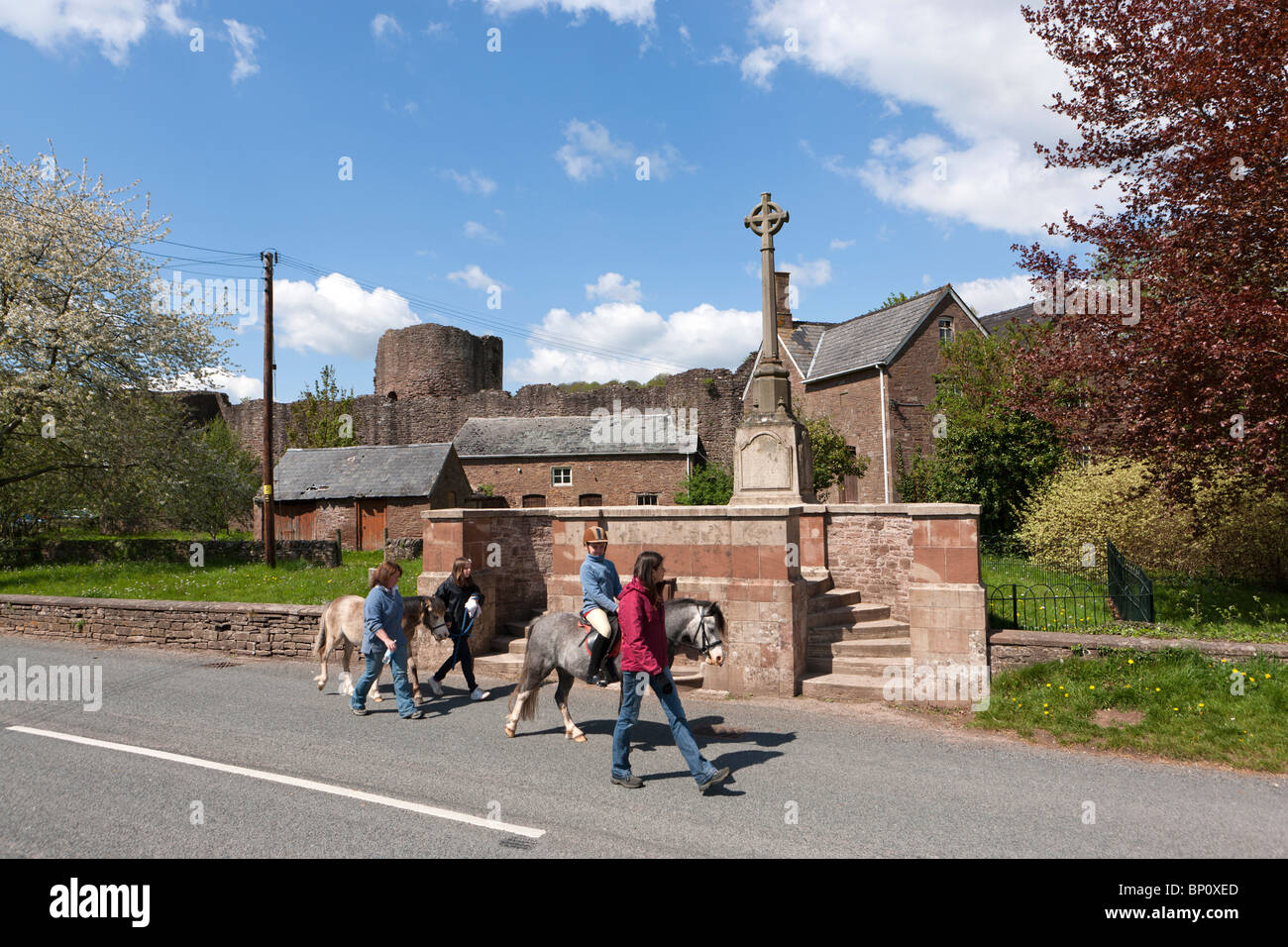 Skenfrith Castle (Welsh: Ynysgynwraidd). Monmouthshire, Wales Stock ...