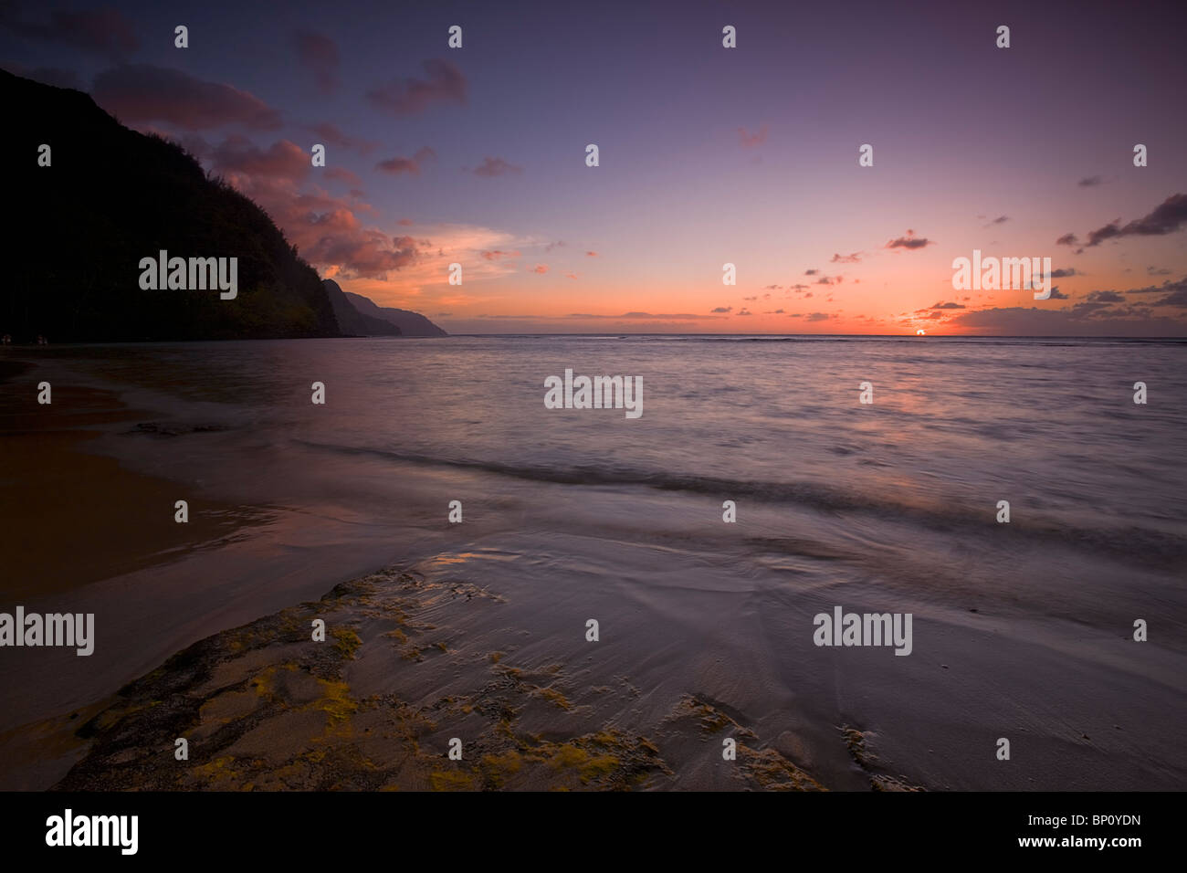 Ke'e Beach sunset and the Na Pali cliffs, northern Kauai, Hawaii, USA ...