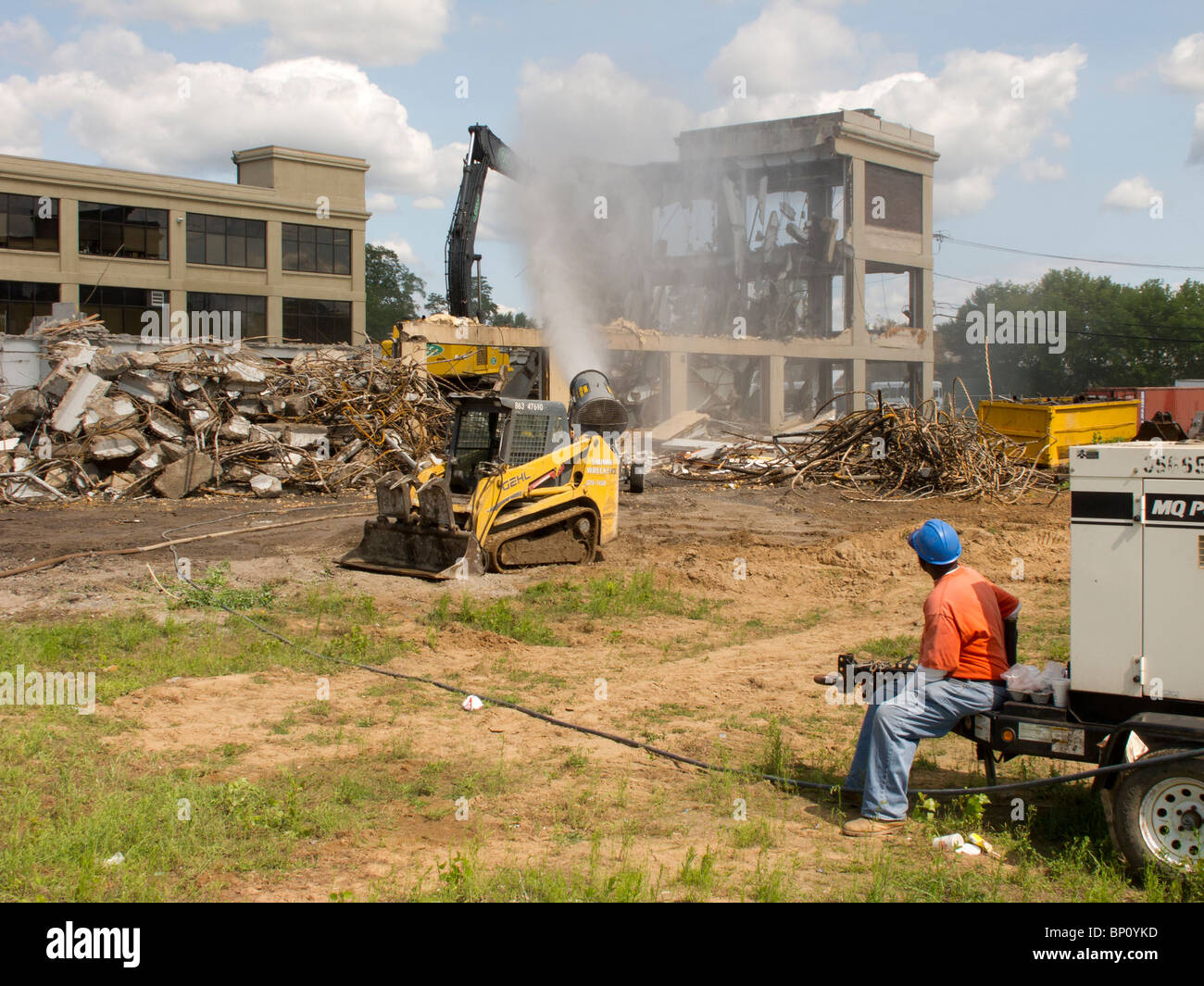 Demolition of old concrete building Stock Photo - Alamy