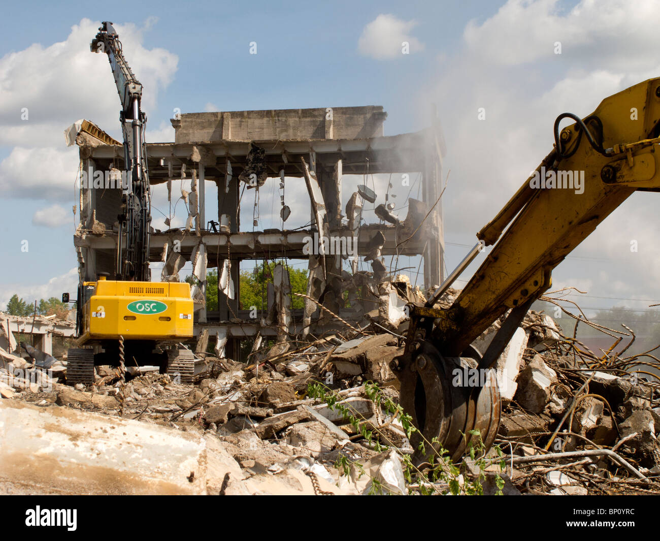 Demolition of old concrete building Stock Photo - Alamy