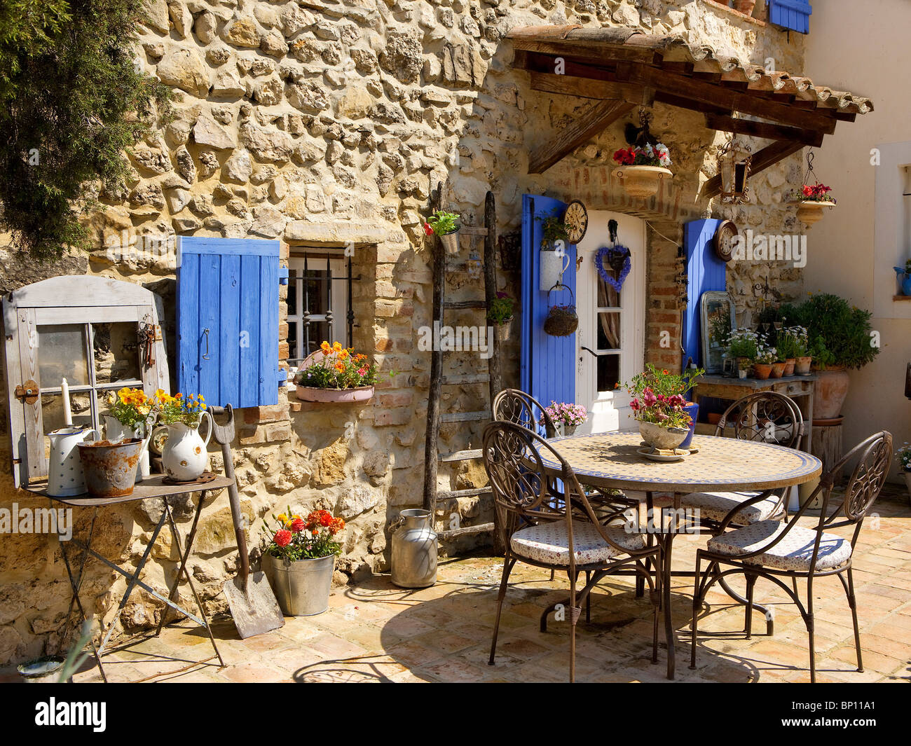 France, Provence, Vaucluse, traditional house, courtyard Stock Photo ...