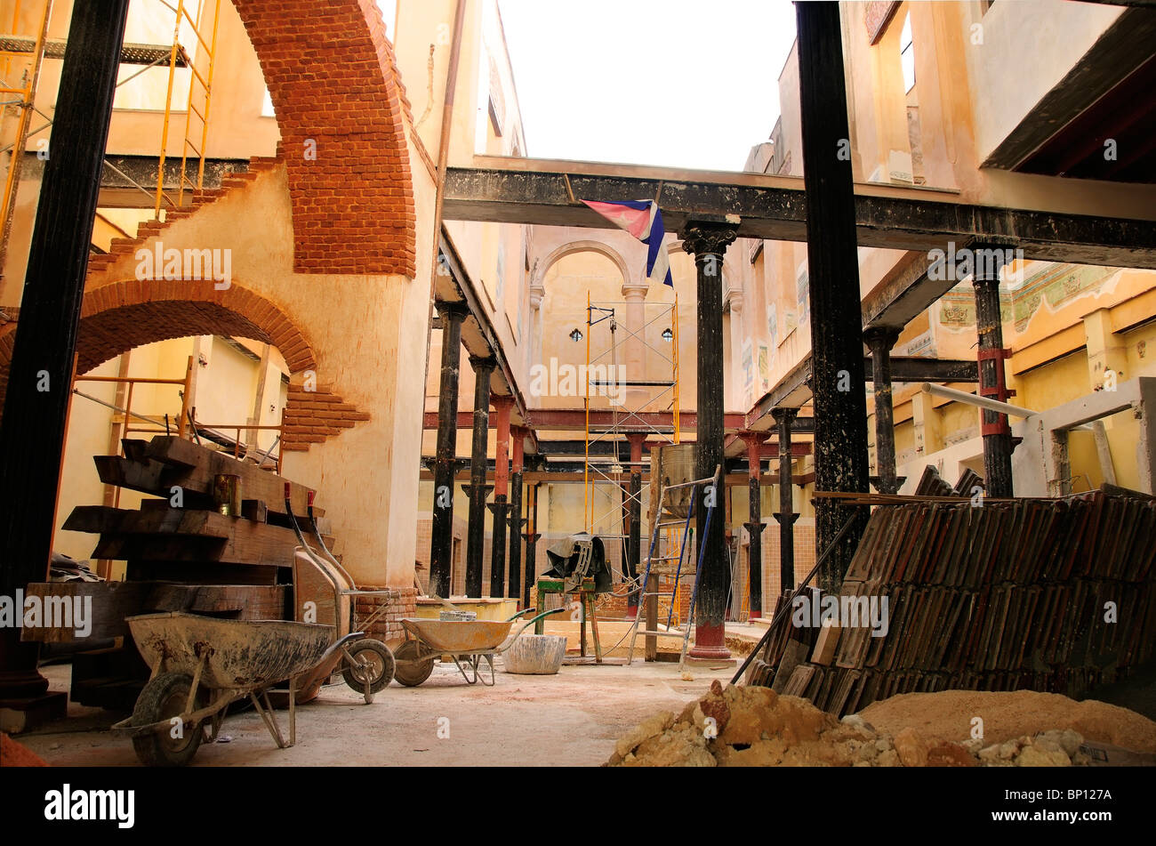 Cuban interior wall hi-res stock photography and images - Alamy