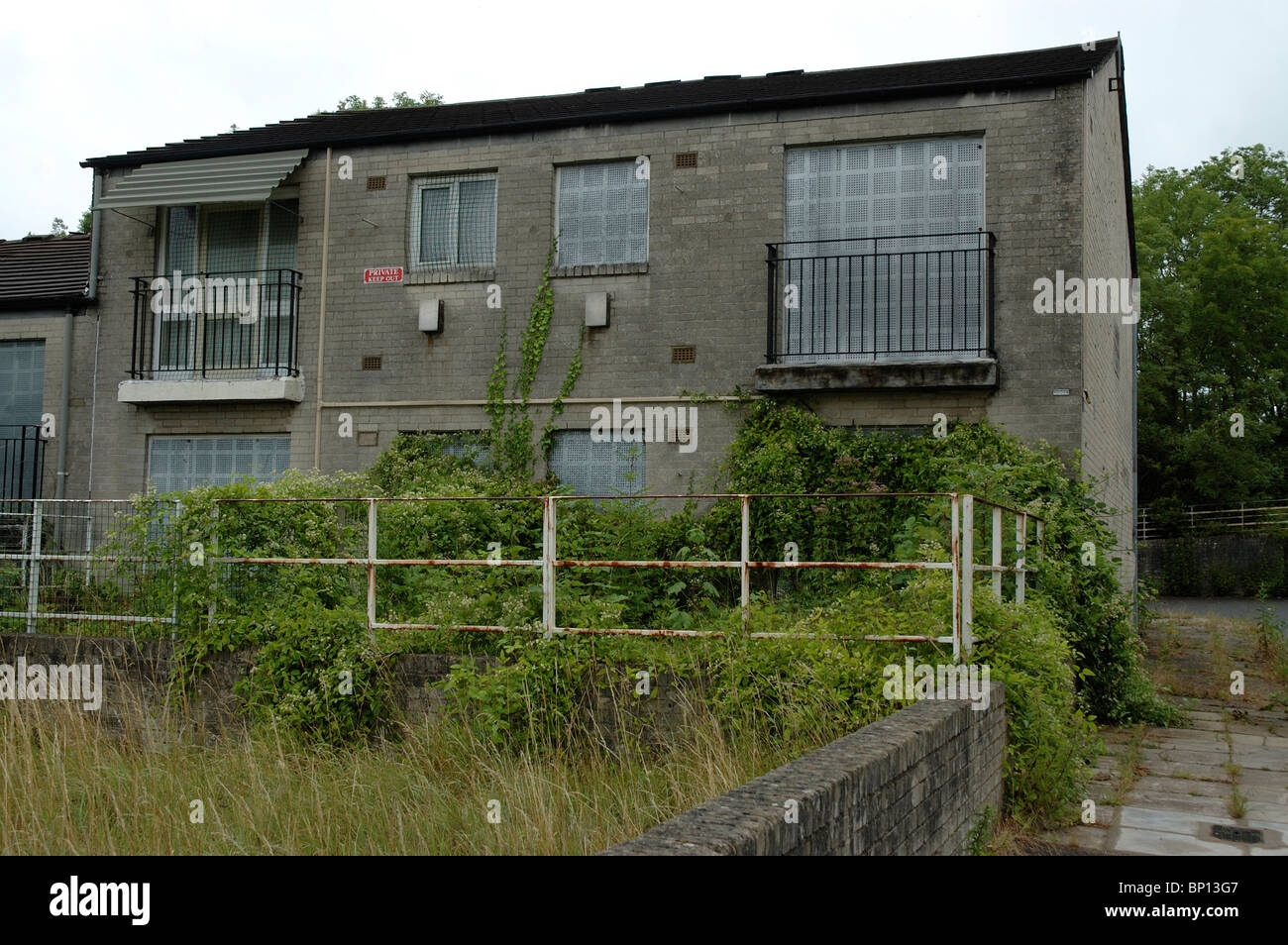 Boarded up house Stock Photo - Alamy