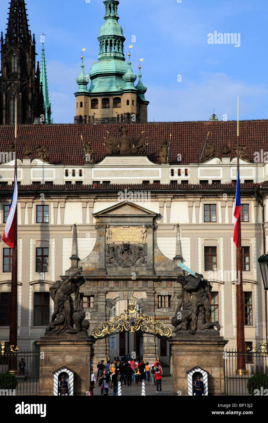 Main entrance castle hi-res stock photography and images - Alamy
