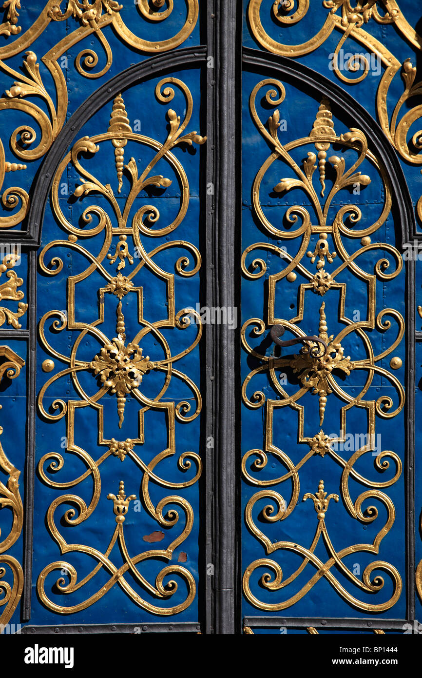 University gate hi-res stock photography and images - Alamy