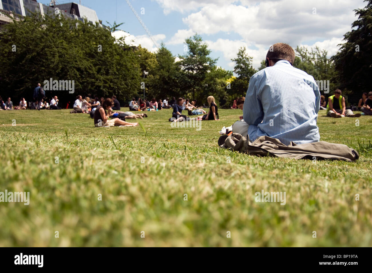 People enjoying lunch in a city park at lunchtime Stock Photo - Alamy