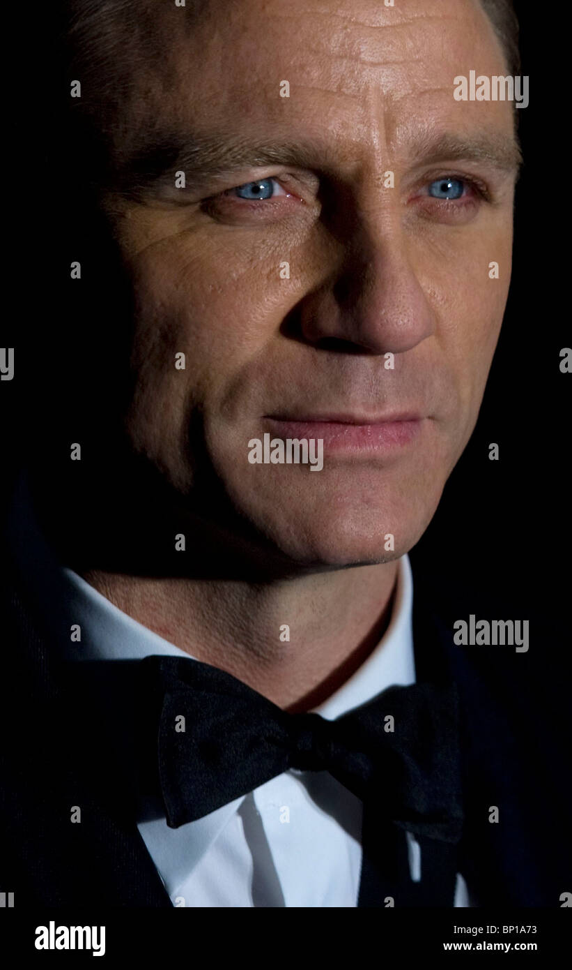 James bond daniel craig hi-res stock photography and images - Alamy
