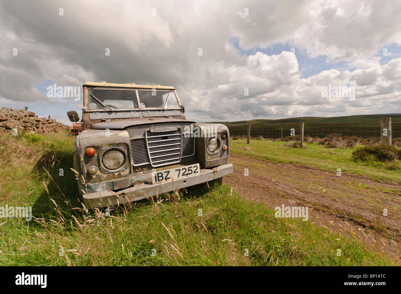 Defender and countryside and farming hi-res stock photography and ...