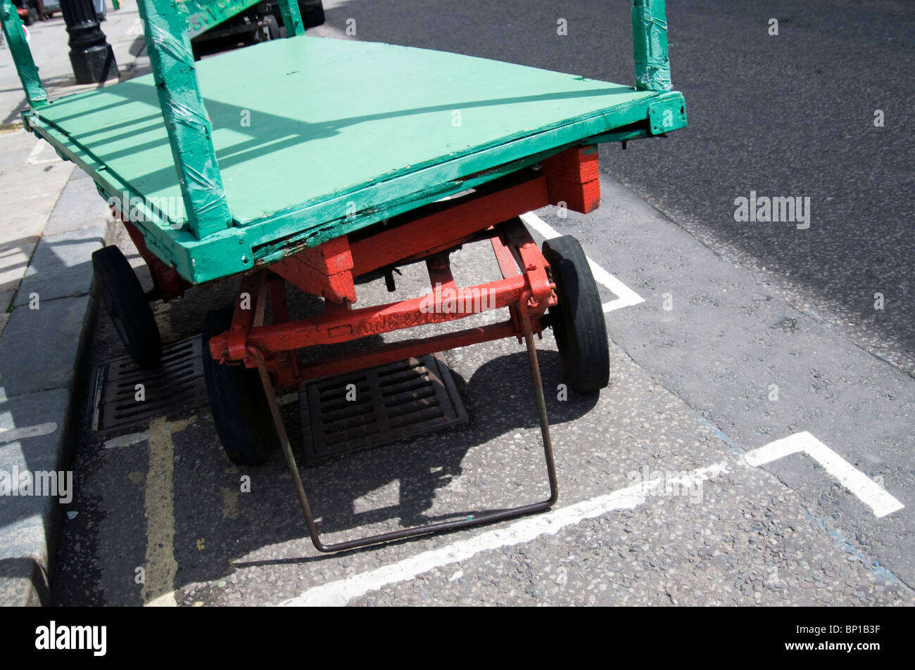 Old green market stall Stock Photo - Alamy