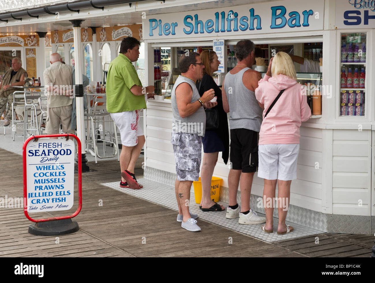 Queue of people hi-res stock photography and images - Alamy