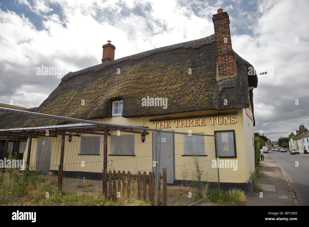 A closed down pub the Three Tuns in Apsley, England Stock Photo - Alamy