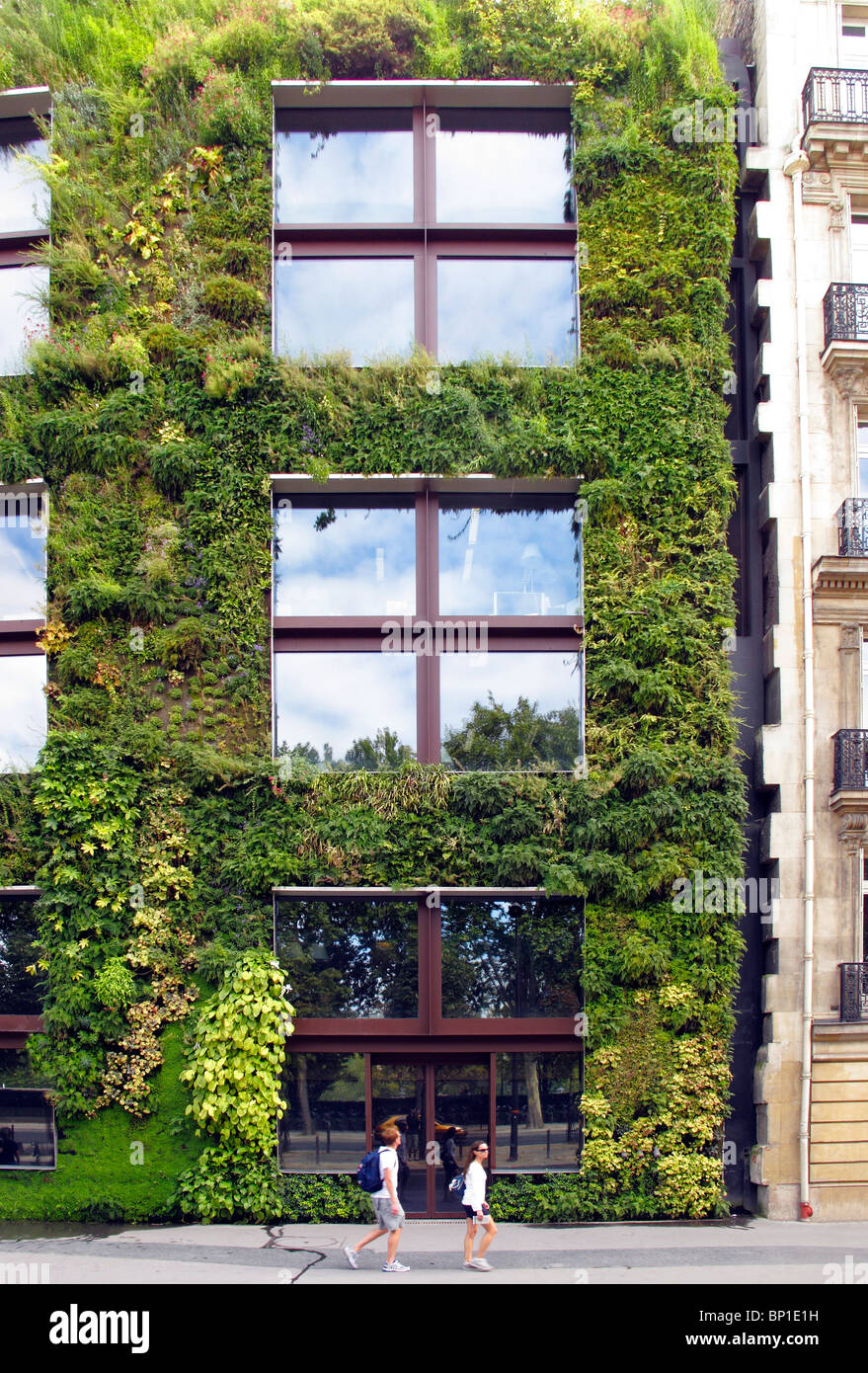 Paris green wall hi-res stock photography and images - Alamy