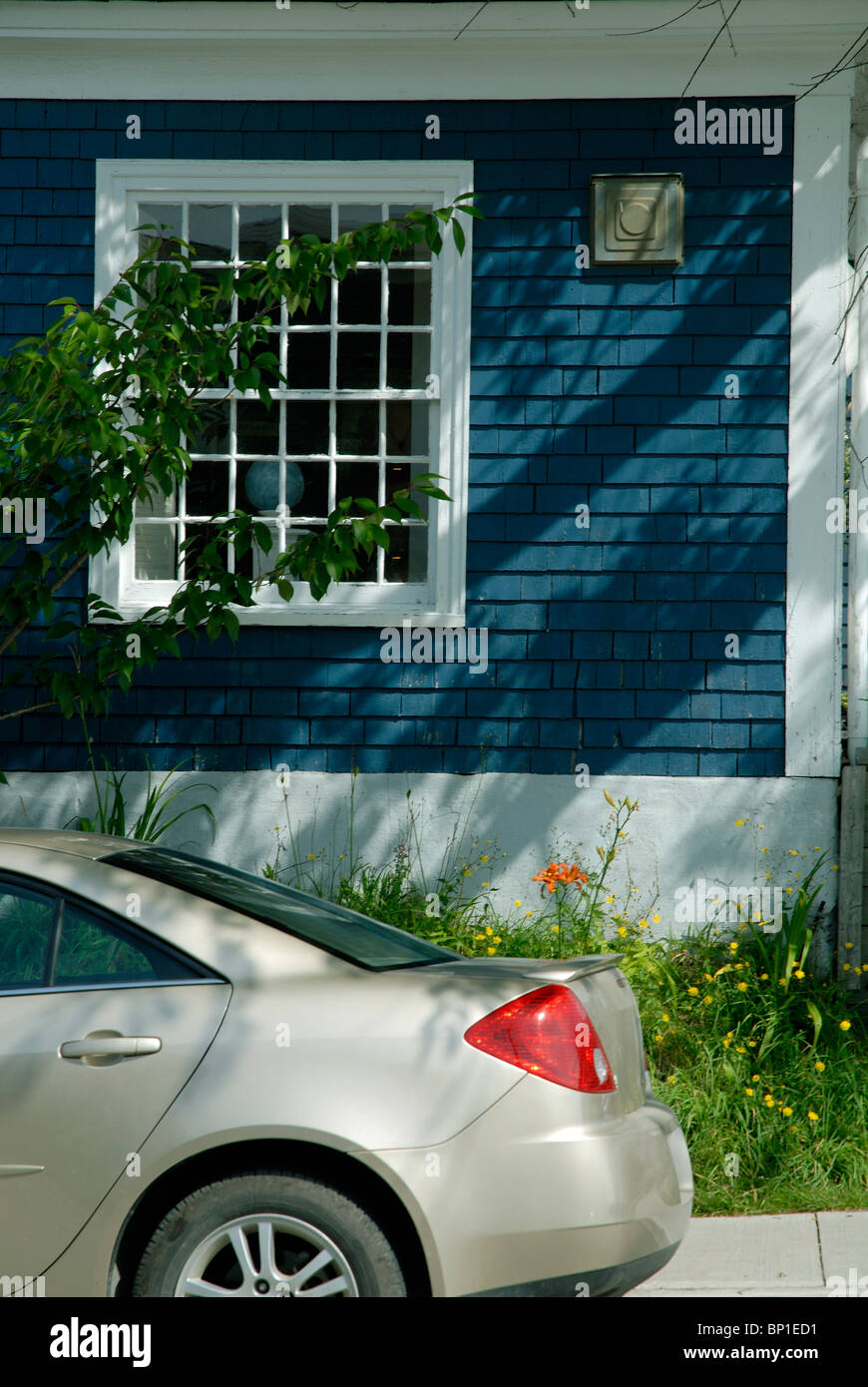 Car Parked Outside A Blue Building Stock Photo - Alamy