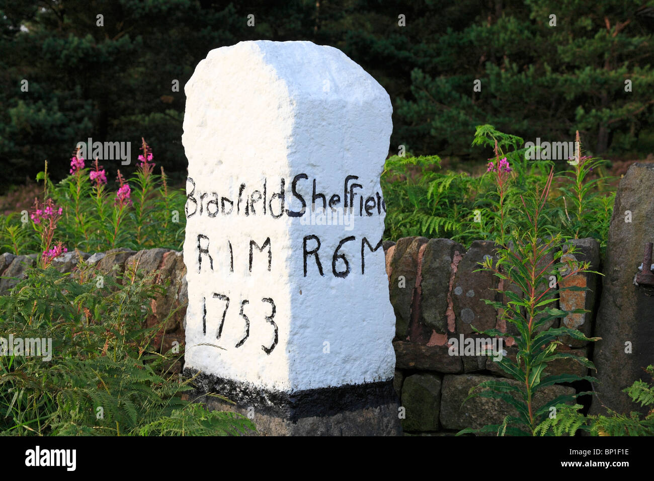 Old mile stone hi-res stock photography and images - Alamy