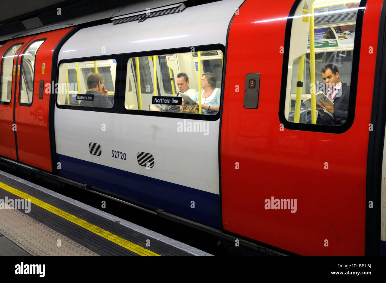 LONDON UNDERGROUND PASSENGERS IN THE NORTHERN LINE Stock Photo - Alamy