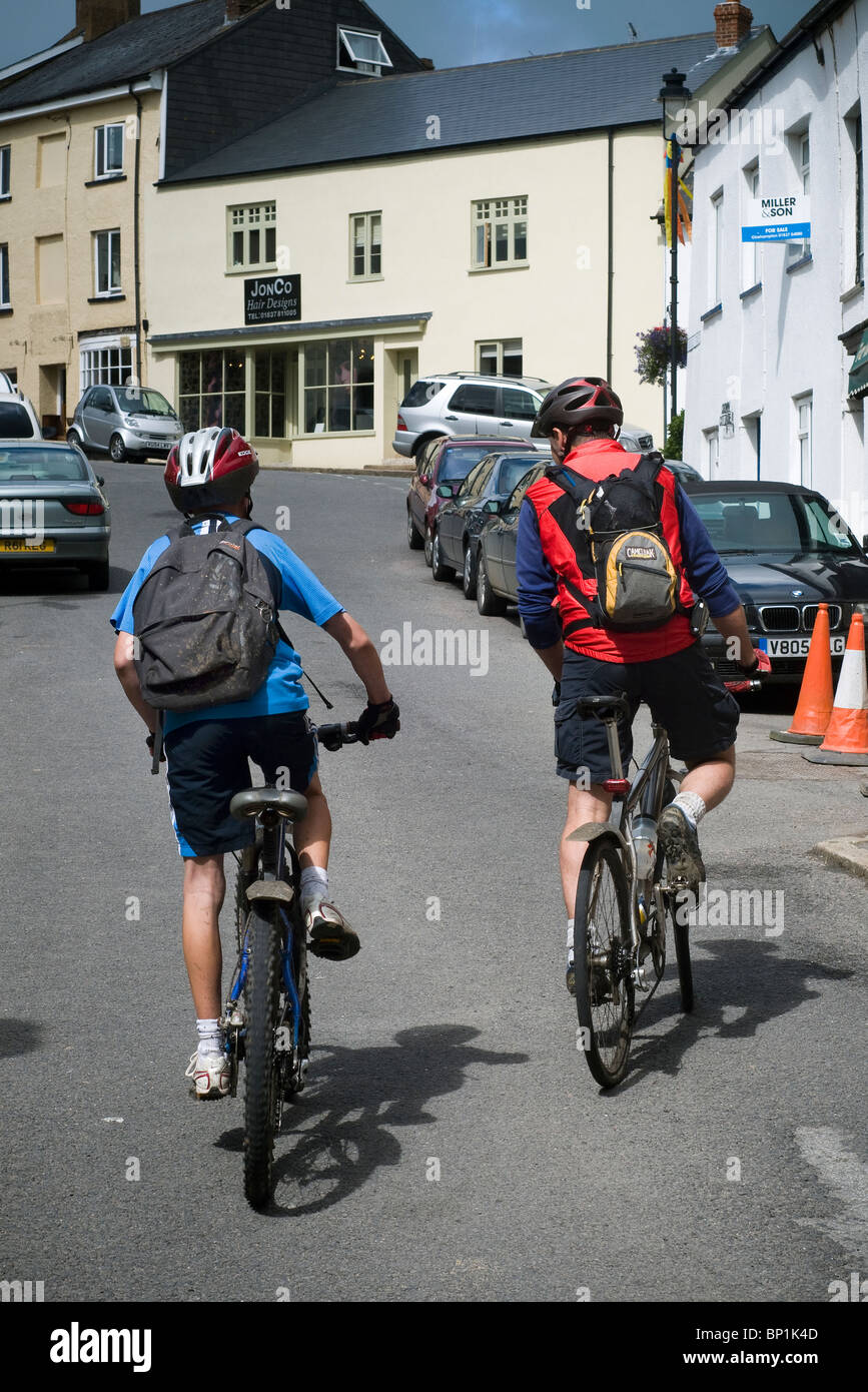 Cyclists on Route 27 on the Tarka trail in Hatherleigh,Devon,commuters ...