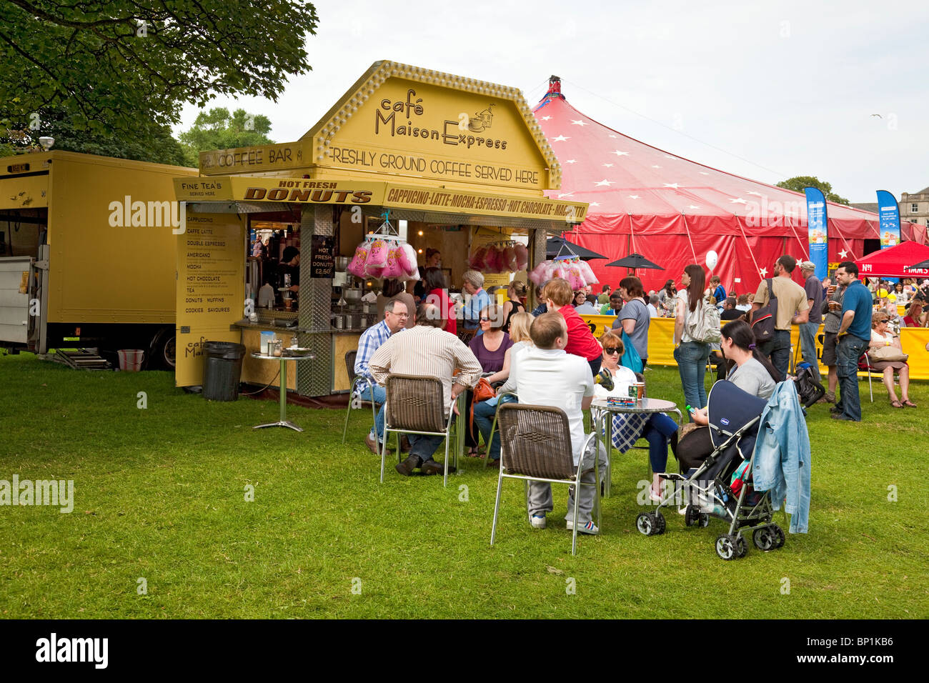 Food kiosk tables hi-res stock photography and images - Alamy