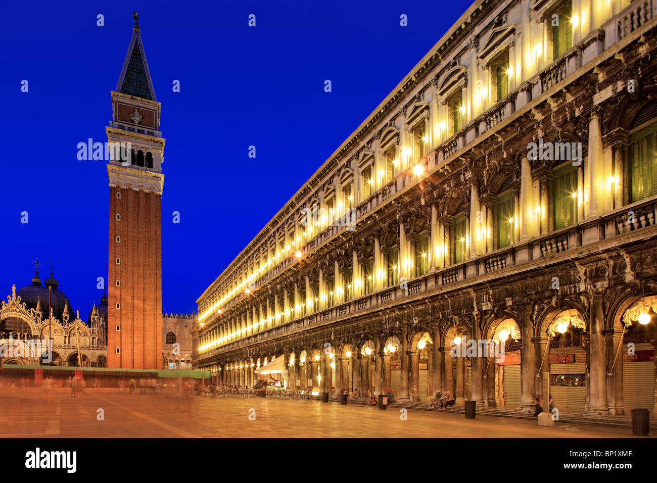 Italian piazza night hi-res stock photography and images - Alamy