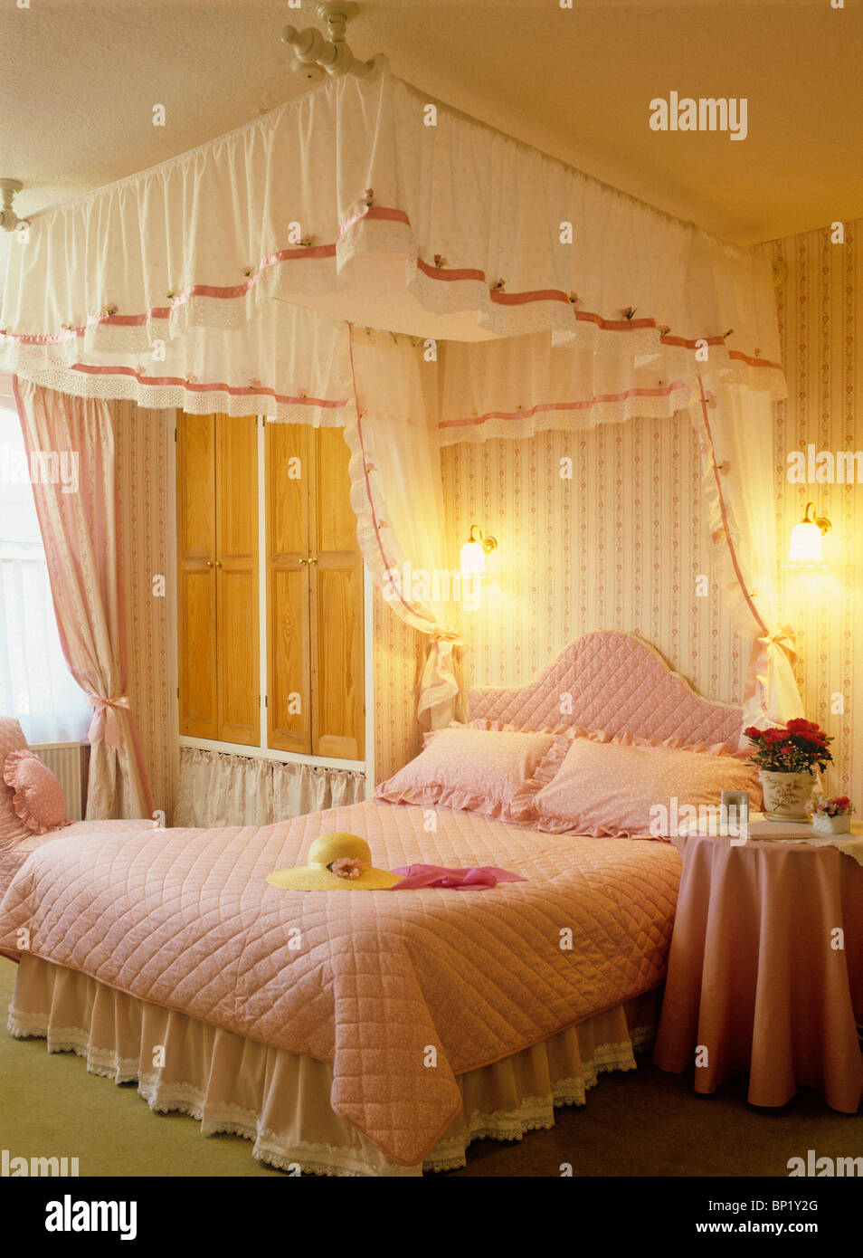 canopy bed - england - great britain Stock Photo - Alamy