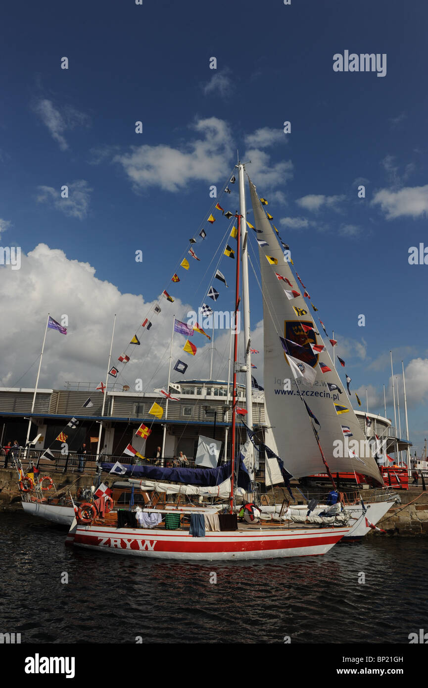 Ships berthed in marina hi-res stock photography and images - Alamy