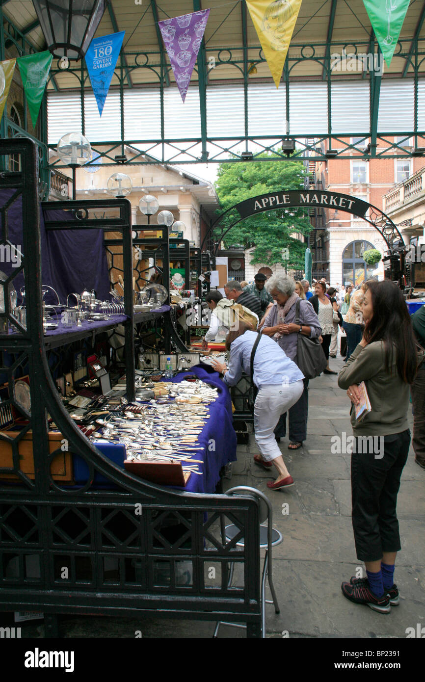 Visit to Covent Garden's Apple Market. Craft and antique stalls Stock ...