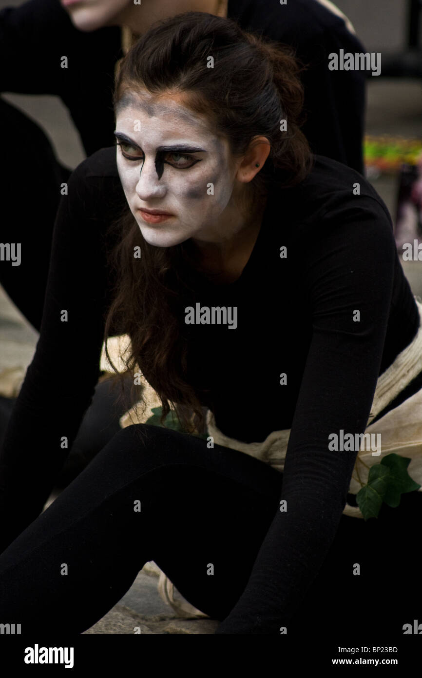 Edinburgh festival fringe performer Stock Photo - Alamy