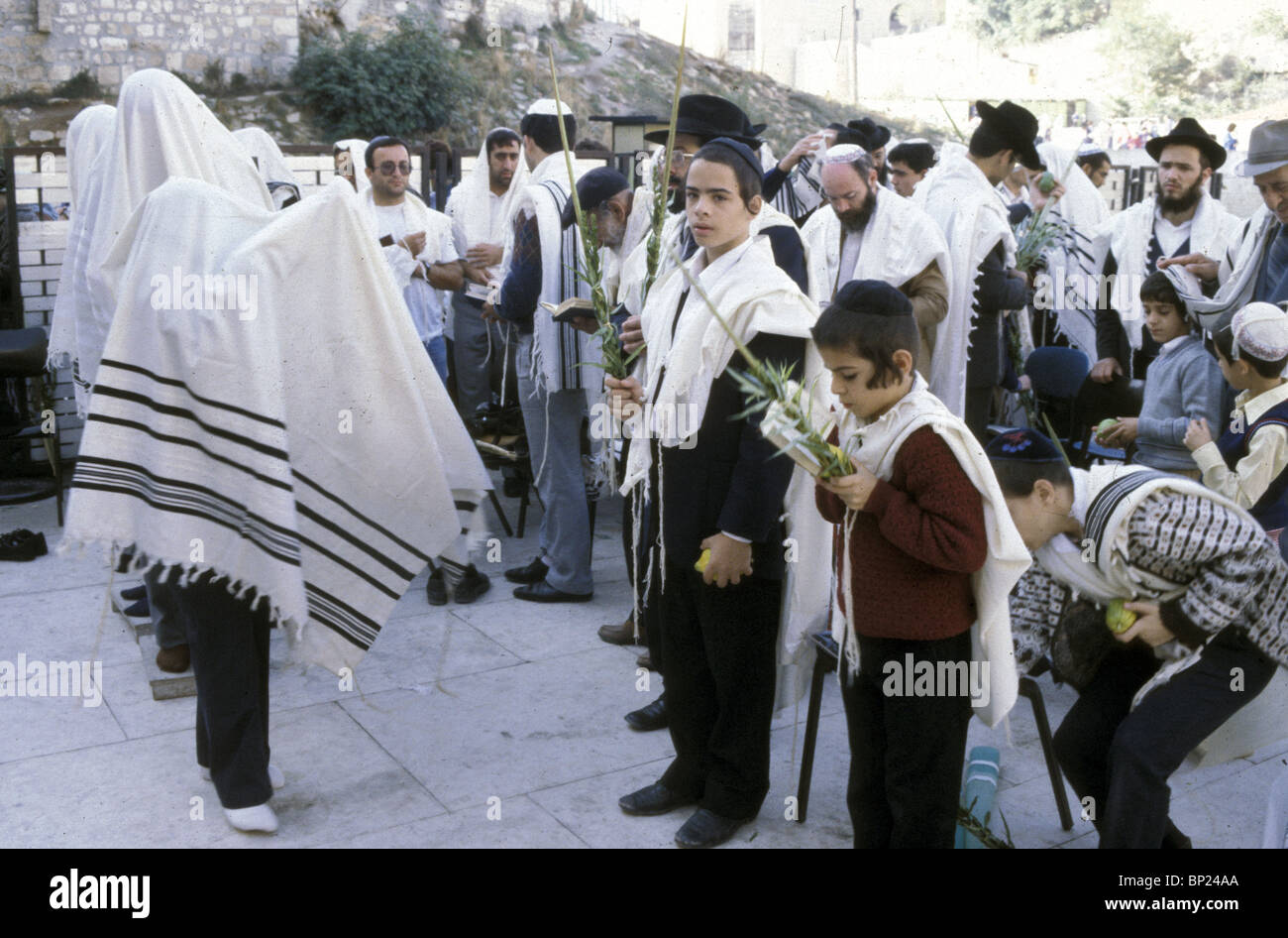 BLESSING OF THE PRIESTS (COHANIM) - COVERED BY THEIR PRAYING SHAWLS ...