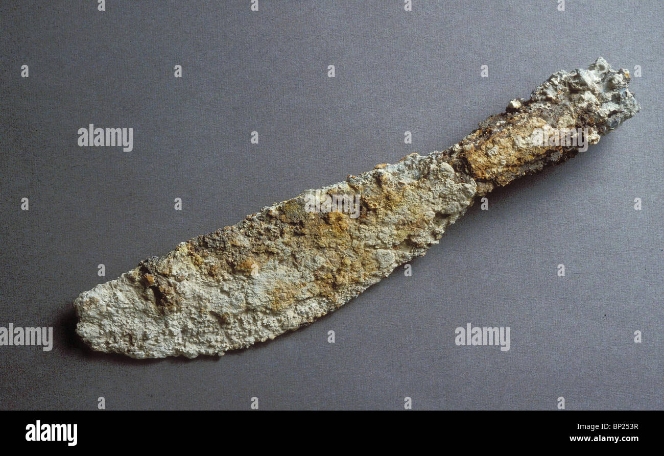 783. IRON KNIFE WITH WOODEN HANDLE DATING FROM THE LATE ROMAN PERIOD ...