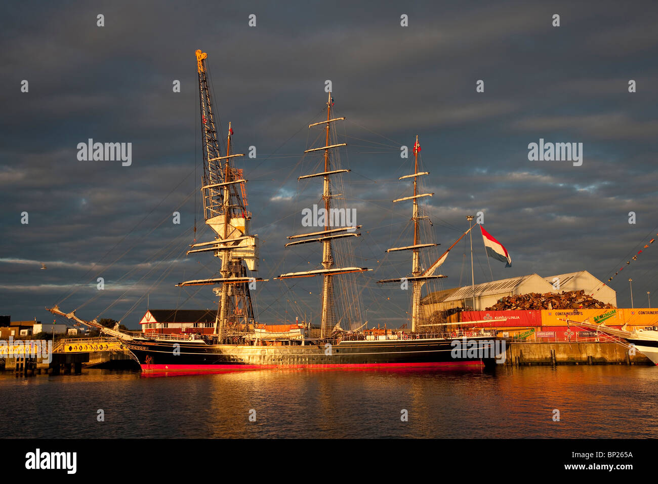 Clipper ships race hi-res stock photography and images - Alamy