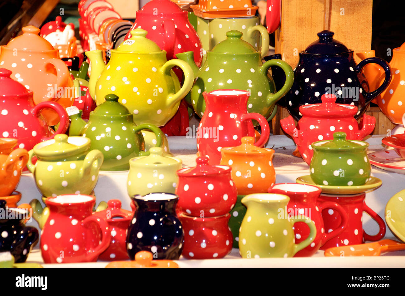 Pottery stall market hi-res stock photography and images - Alamy