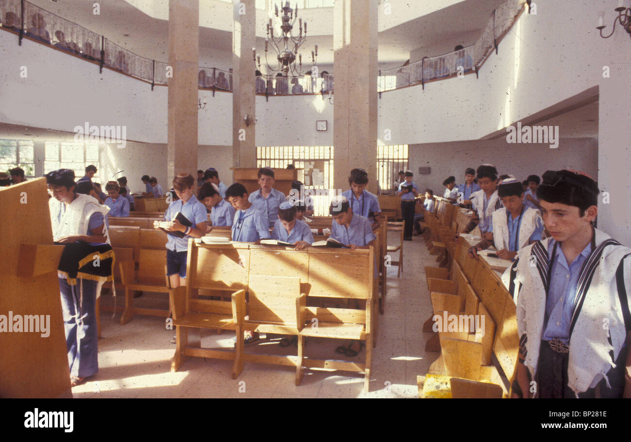 STUDYING THE BIBLE RELATED SCRIPTURES IN A JERUSALEM YESHIVAH 1760 ...