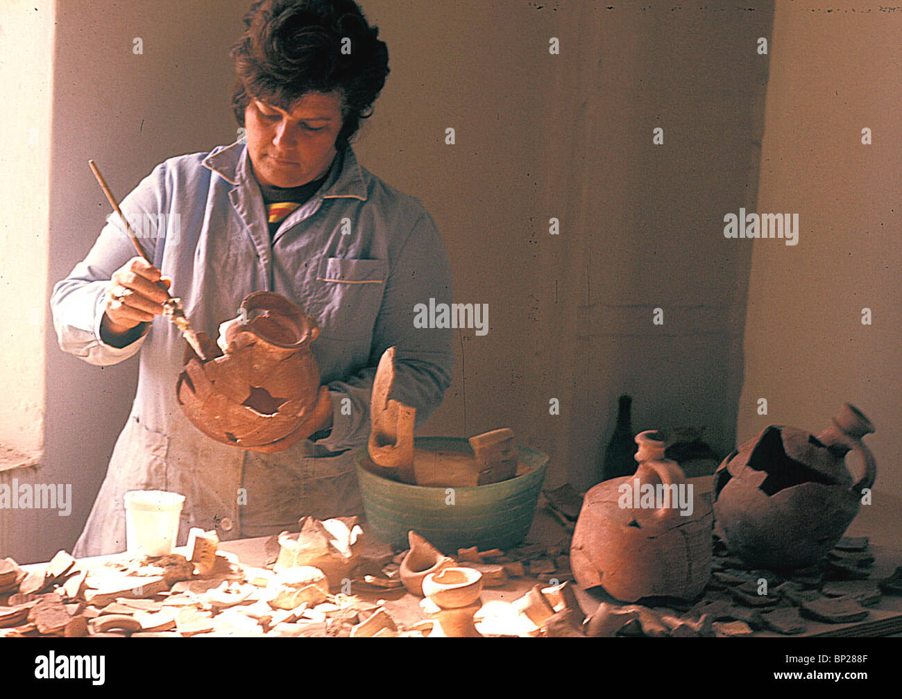 1944. ARCHEOLOGICAL FIELD WORK: POTTERY RESTORATION Stock Photo - Alamy