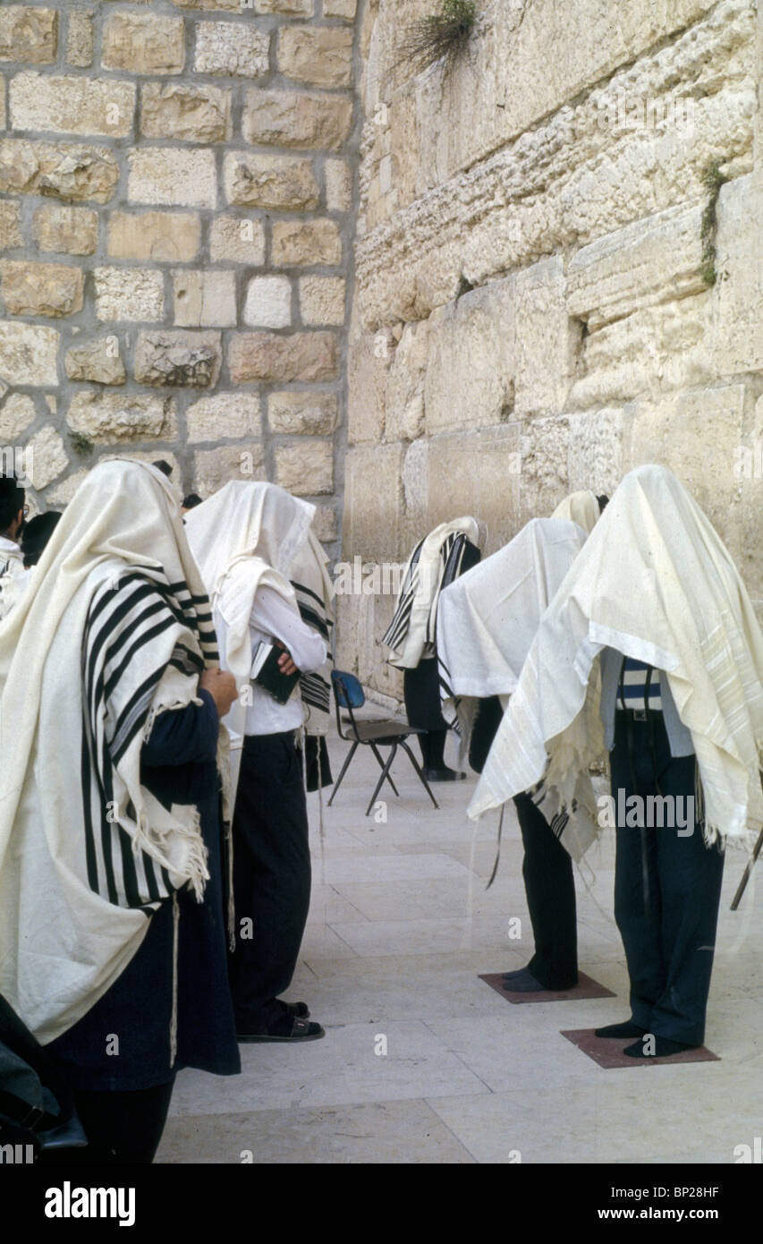 BLESSING OF THE PRIESTS (COHANIM) - COVERED BY THEIR PRAYING SHAWLS ...