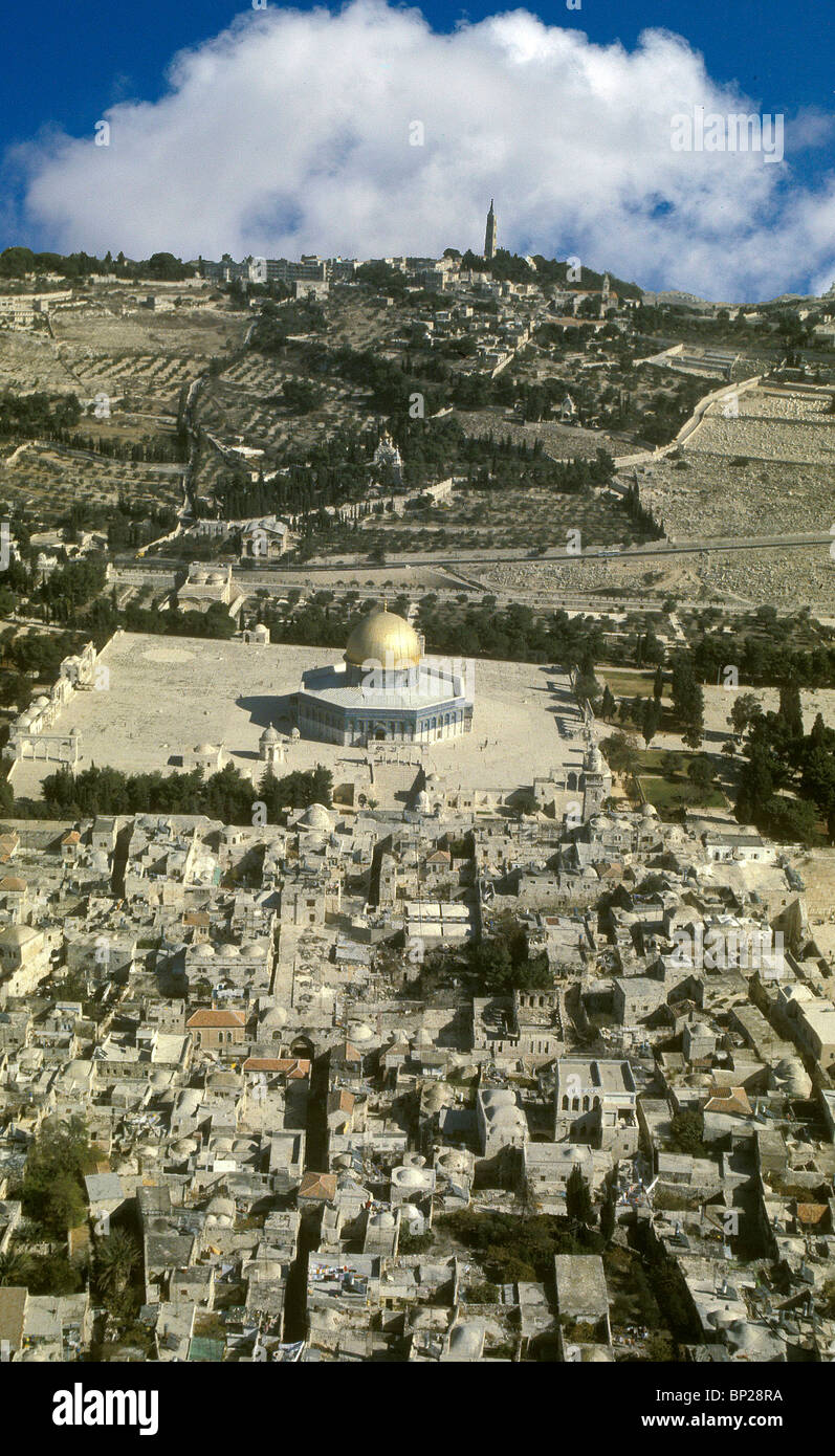 JERUSALEM, THE OLD CITY BUILDINGS IN FRONT, THE DOME OF THE ROCK IN THE ...