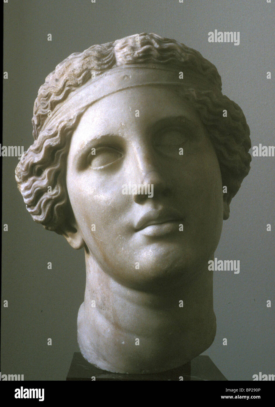 2458. MARBLE STATUTE OF A ROMAN LADY WITH A VERY SPECIAL HAIRSTYLE ...
