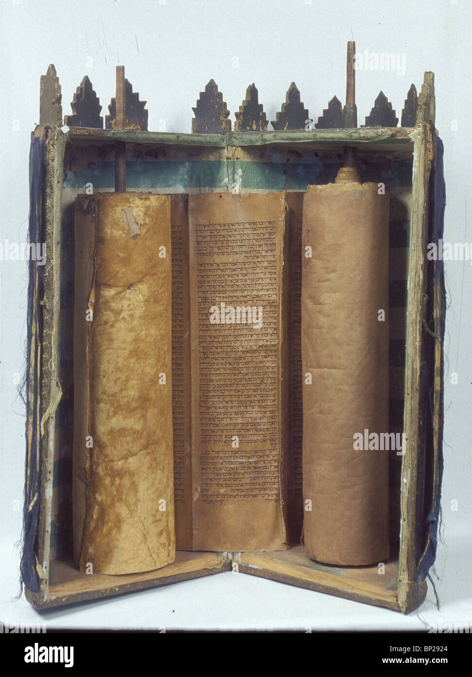 2506. ANCIENT PARCHMENT SCROLL, OPEN AT A CHAPTER FROM THE TORAH Stock ...