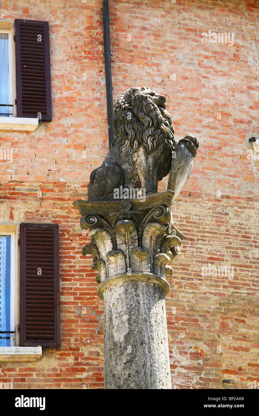 Lion statue, Montepulciano, Tuscany, Italy Stock Photo - Alamy