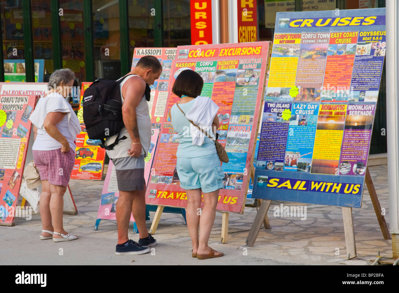 Looking at signs hi-res stock photography and images - Alamy