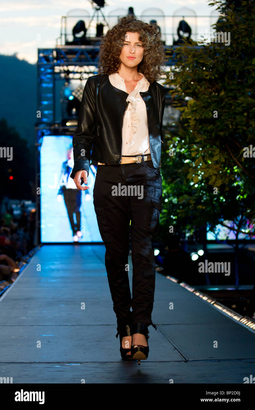female fashion model catwalk walking runway Stock Photo - Alamy
