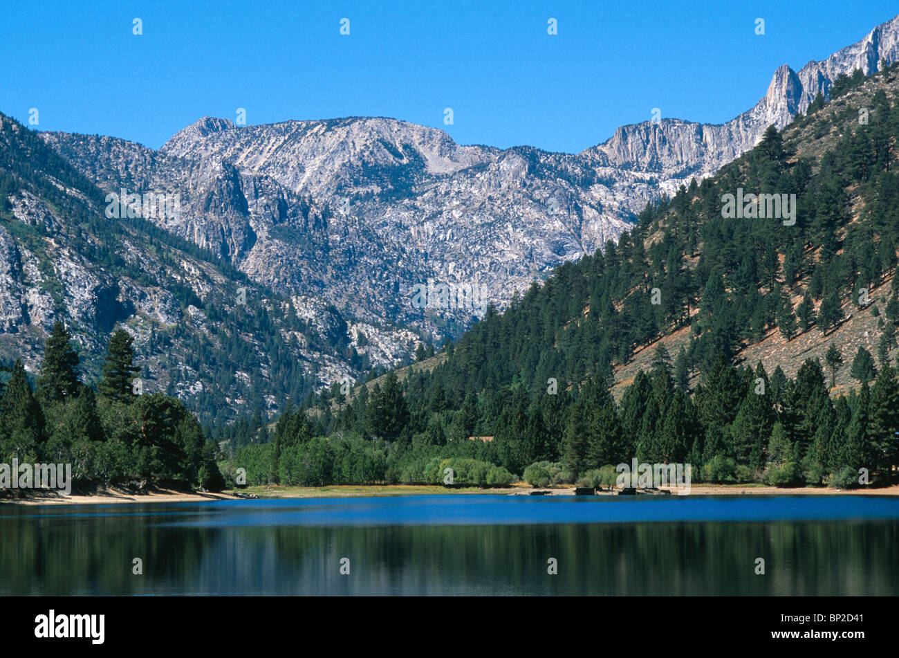 The Sierra Nevada mountains and Lower Twin Lake near Bridgeport ...