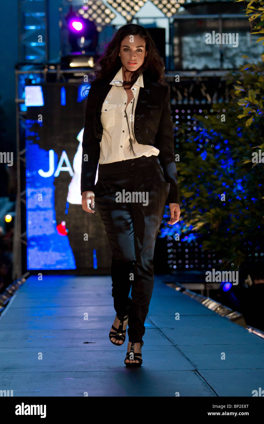 Catwalk fashion brunette model hi-res stock photography and images - Alamy